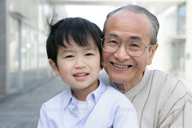 笑顔のおじいちゃんと孫[11006003724]｜ 写真素材・ストックフォト・画像・イラスト素材｜アマナイメージズ